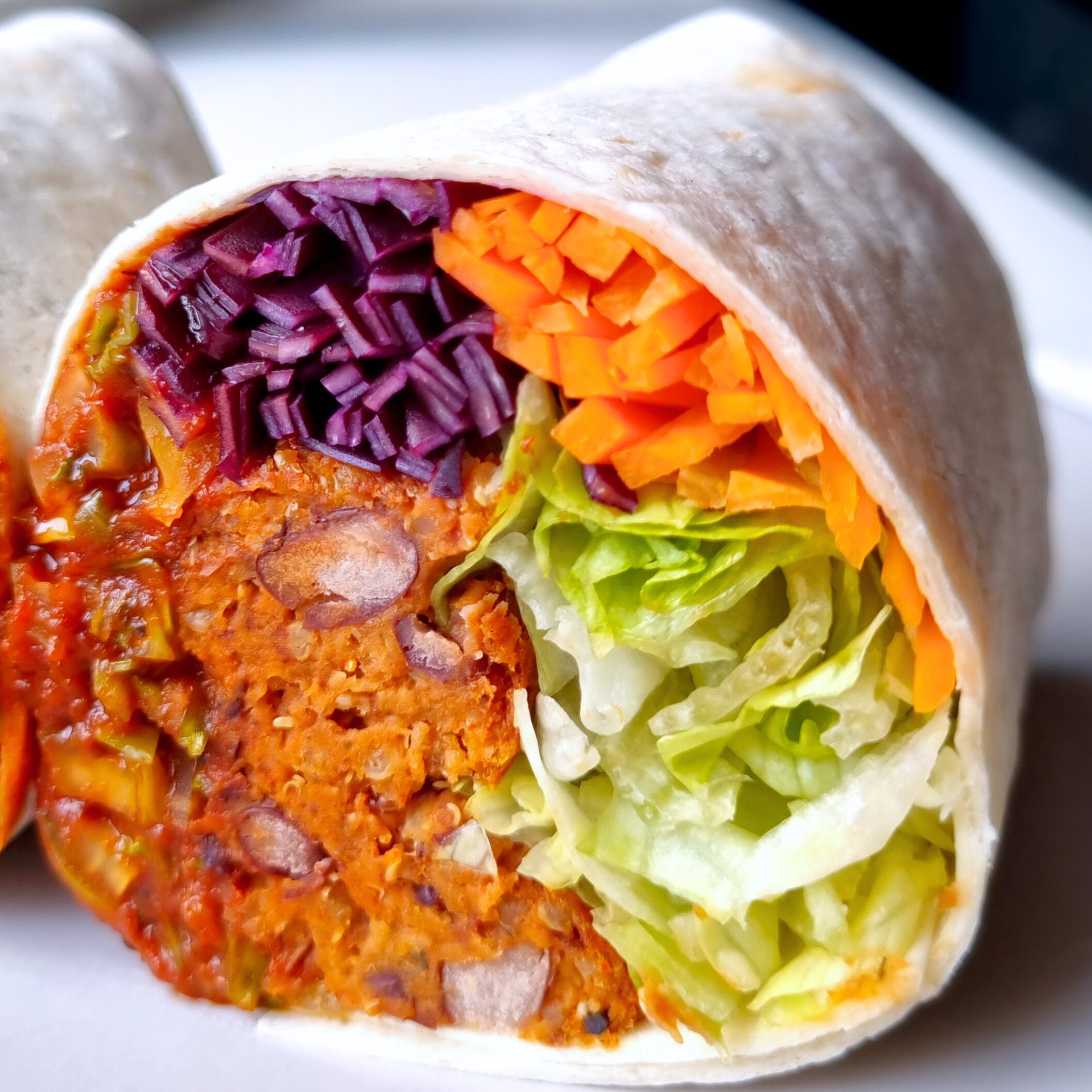 Wraps spitskool met BBQ-saus, zwarte bonenburger, peen & rode kool